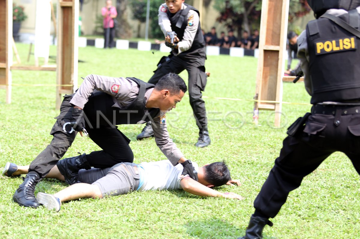 SIMULASI PENANGANAN AKSI PREMANISME | ANTARA Foto