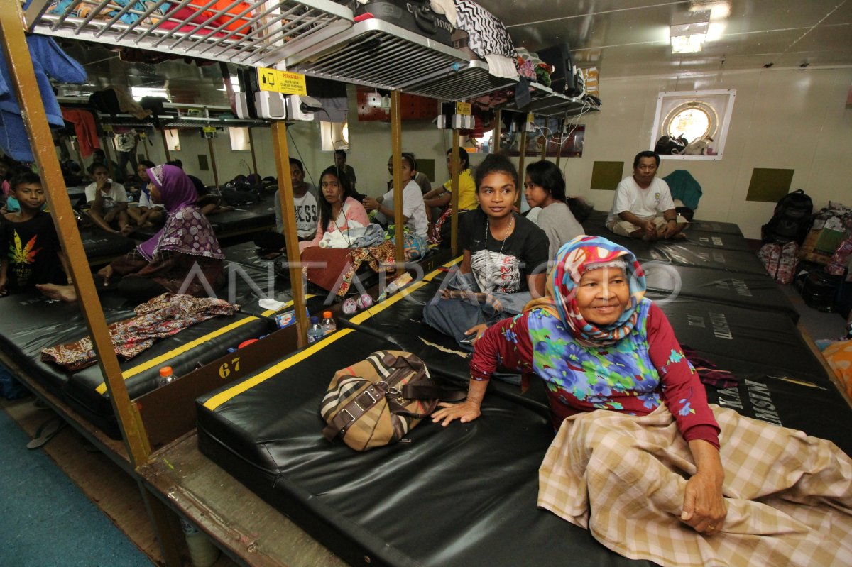 ARUS PENUMPANG KAPAL PELABUHAN TANJUNG PERAK | ANTARA Foto