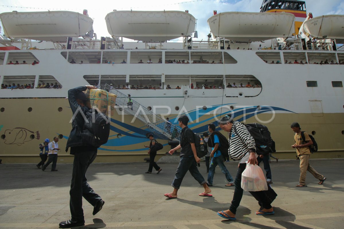 ARUS PENUMPANG KAPAL PELABUHAN TANJUNG PERAK | ANTARA Foto