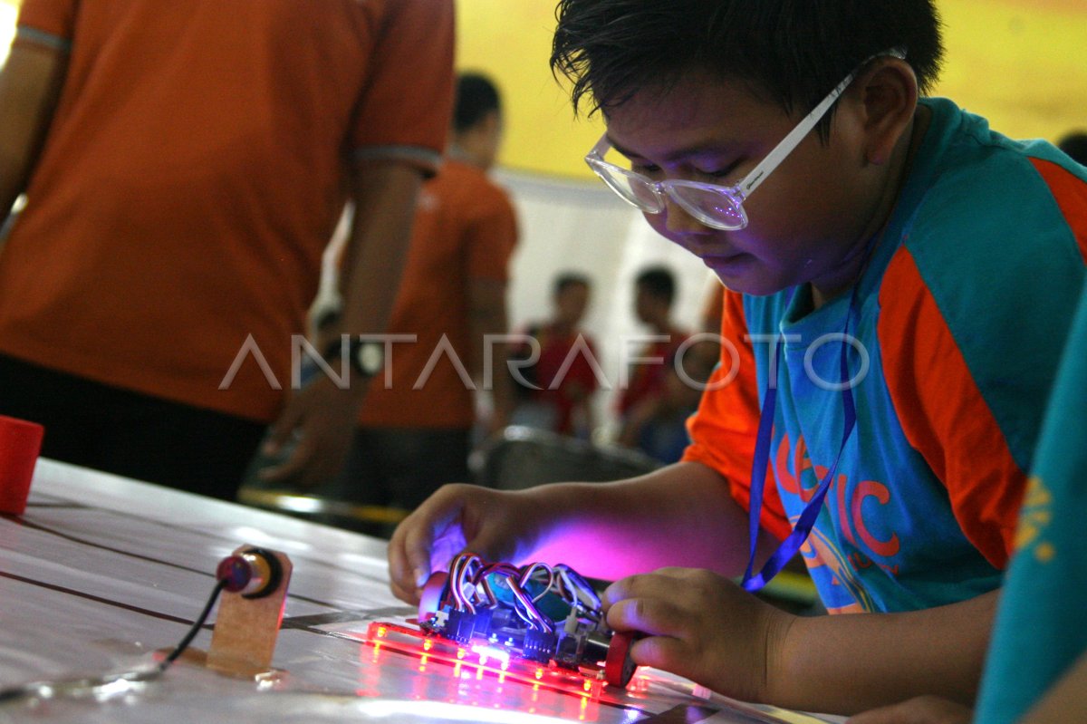 KOMPETISI ROBOT PELAJAR | ANTARA Foto