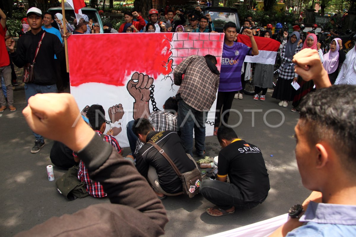 MELUKIS SUMPAH PEMUDA | ANTARA Foto