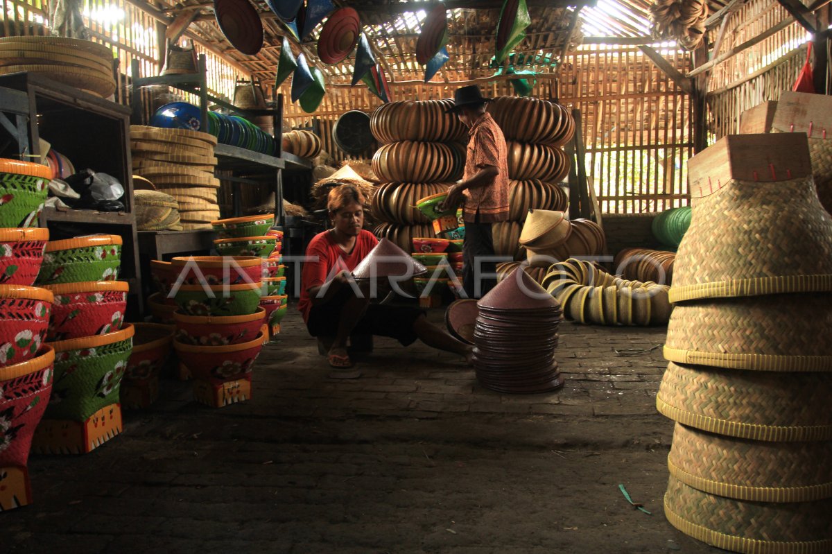 KERAJINAN ANYAMAN BAMBU | ANTARA Foto