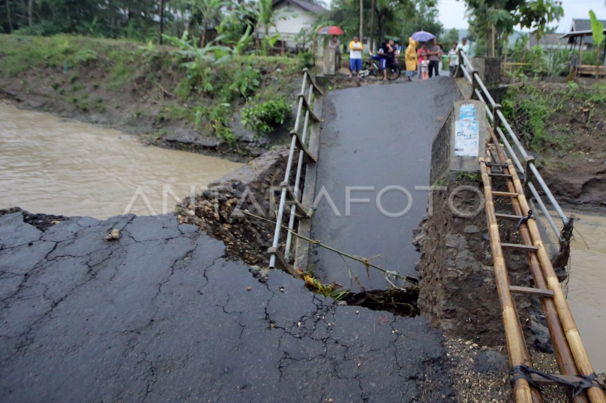 JEMBATAN ROBOH DI BLITAR | ANTARA Foto JEMBATAN ROBOH DI BLITAR | ANTARA Foto