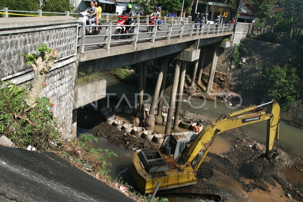 PILAR JEMBATAN KRITIS | ANTARA Foto