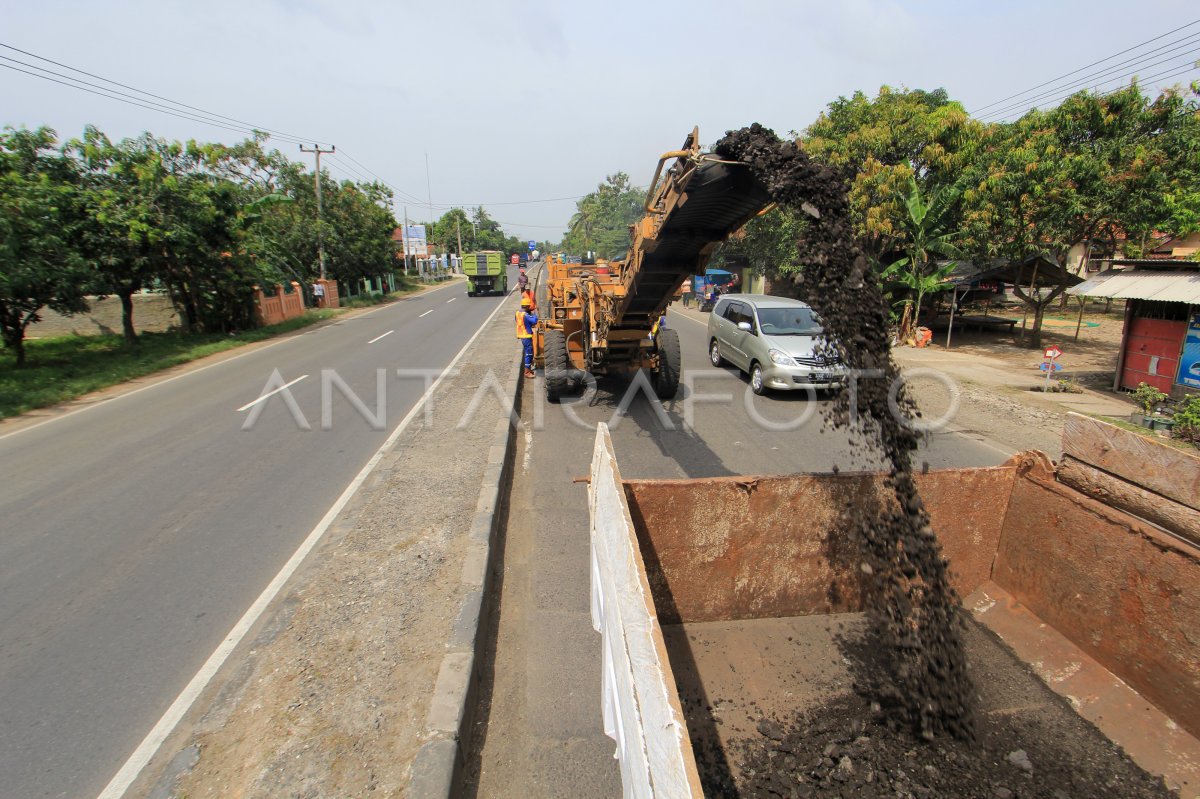 PERBAIKAN JALUR PANTURA | ANTARA Foto