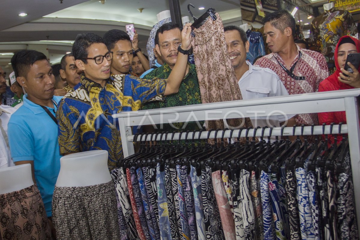 SANDIAGA UNO PERINGATI HARI BATIK DI JAKARTA | ANTARA Foto