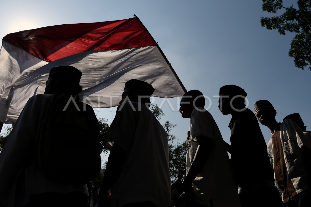 PROTES PEMBAKARAN BENDERA BERKALIMAT TAUHID | ANTARA Foto PROTES PEMBAKARAN BENDERA BERKALIMAT TAUHID | ANTARA Foto
