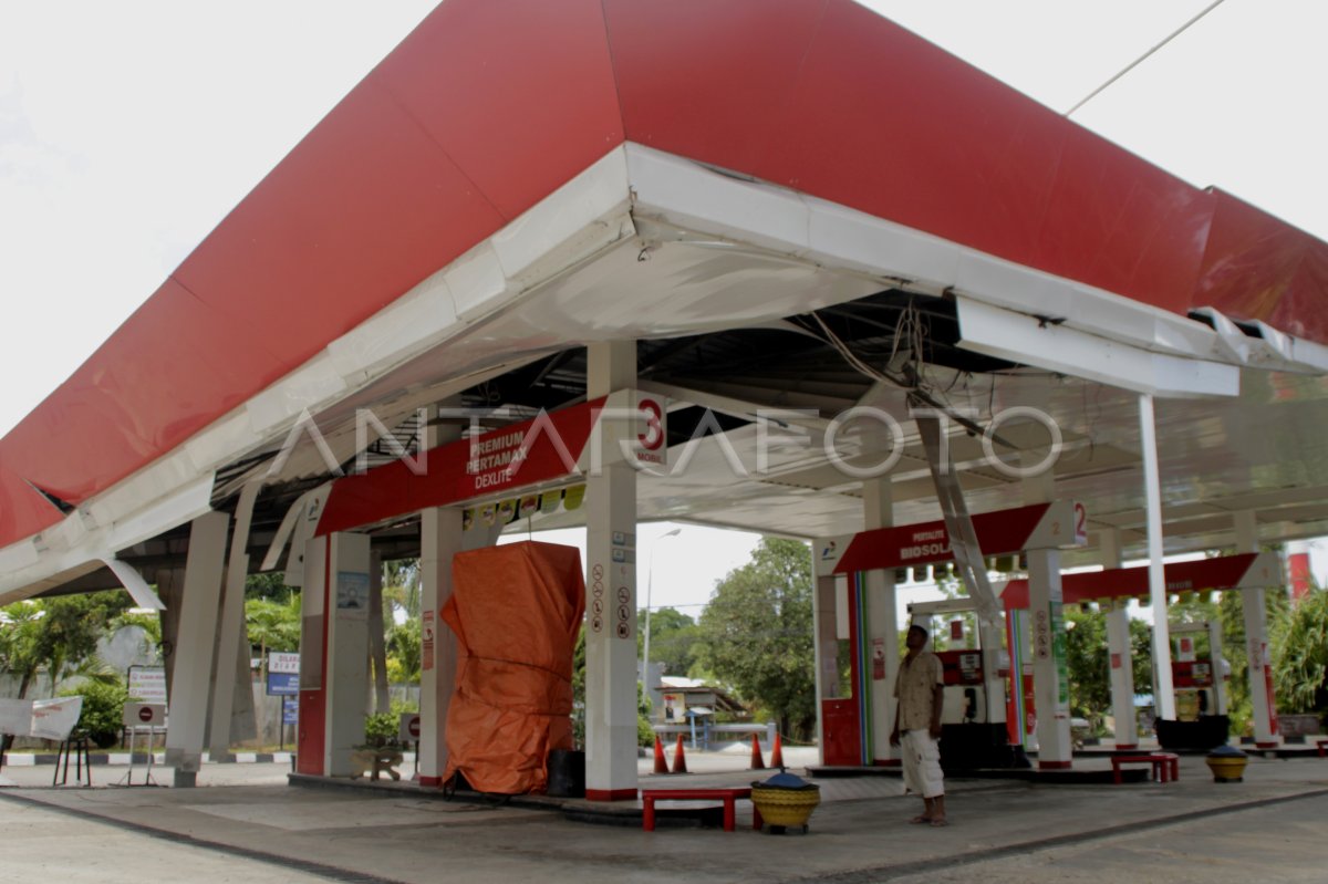 BADAI TERJANG KOTA KUPANG | ANTARA Foto BADAI TERJANG KOTA KUPANG | ANTARA Foto