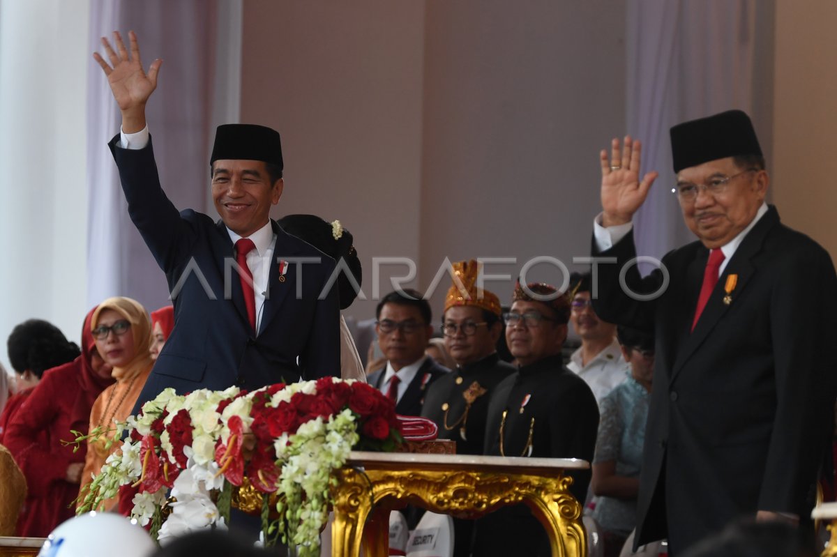 UPACARA PENURUNAN BENDERA MERAH PUTIH DI ISTANA MERDEKA | ANTARA Foto