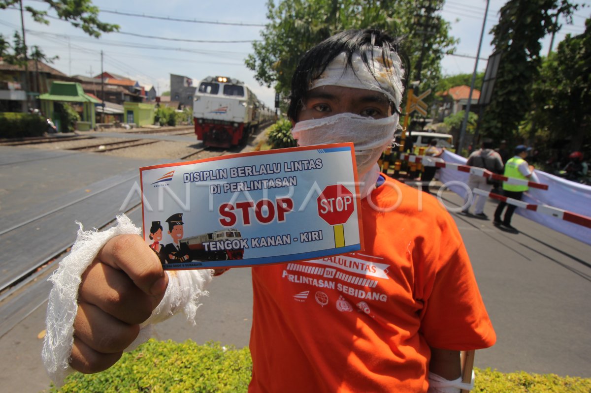 SOSIALISASI DISIPLIN BERLALU LINTAS DI PERLINTASAN KA | ANTARA Foto