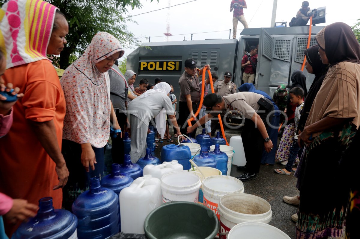 POLISI BANTU KEBUTUHAN AIR BERSIH | ANTARA Foto