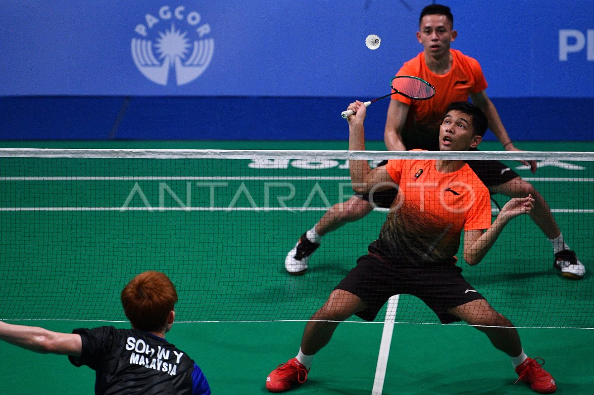 EMAS BULU TANGKIS BEREGU PUTRA | ANTARA Foto