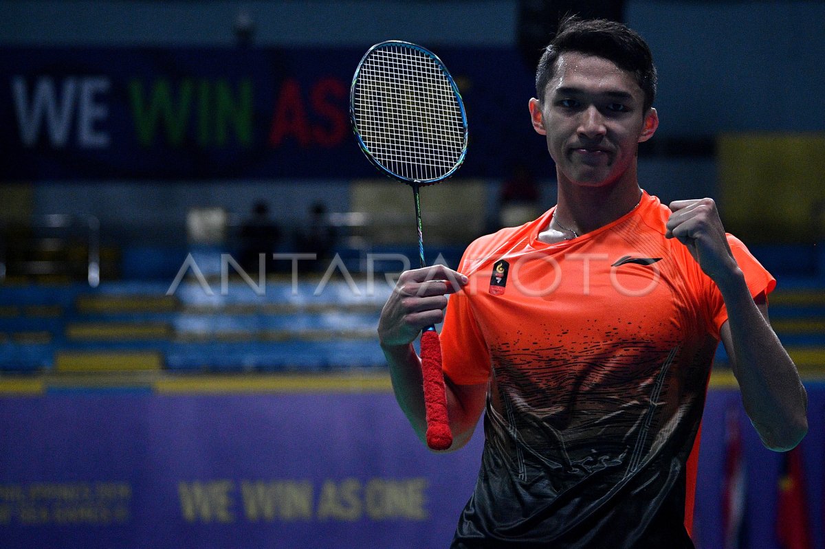 EMAS BULU TANGKIS BEREGU PUTRA | ANTARA Foto