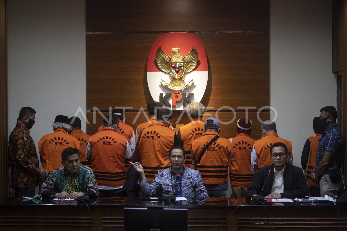 KPK TAHAN 11 ORANG MANTAN ANGGOTA DPRD SUMUT | ANTARA Foto KPK TAHAN 11 ORANG MANTAN ANGGOTA DPRD SUMUT | ANTARA Foto
