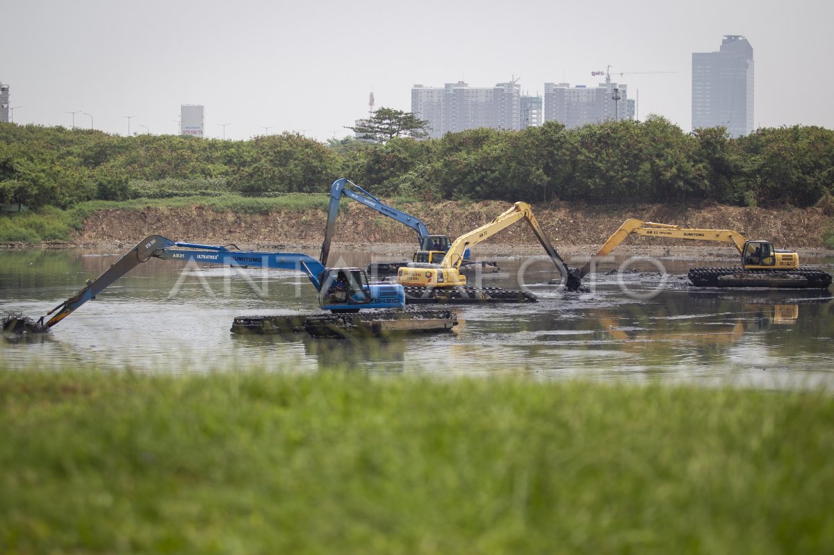 GEREBEK LUMPUR ANTISIPASI BANJIR | ANTARA Foto