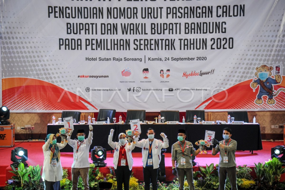 PENGUNDIAN NOMOR URUT PASLON PILKADA KABUPATEN BANDUNG | ANTARA Foto PENGUNDIAN NOMOR URUT PASLON PILKADA KABUPATEN BANDUNG | ANTARA Foto