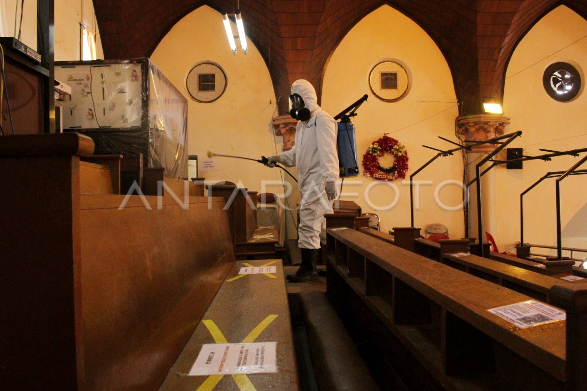 STERILISASI GEREJA JELANG IBADAH MALAM NATAL | ANTARA Foto