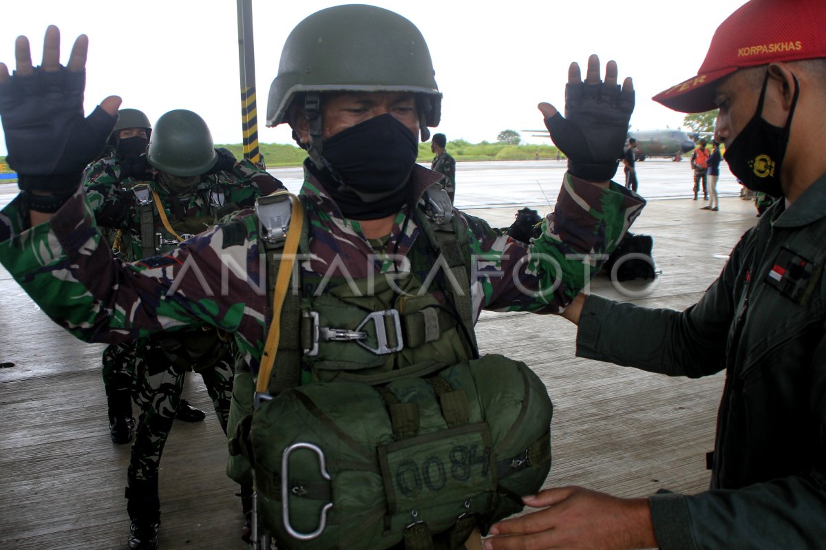 LATIHAN TERJUN PAYUNG TNI AU DI KUPANG | ANTARA Foto