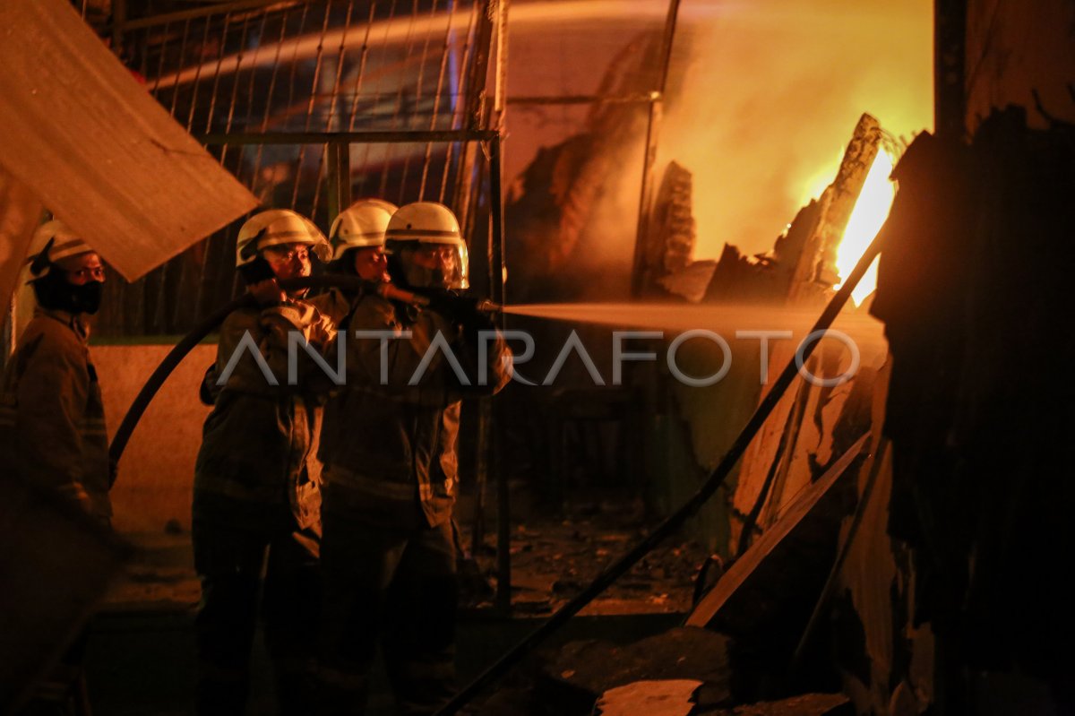 KEBAKARAN PABRIK CAT DI TANGERANG | ANTARA Foto