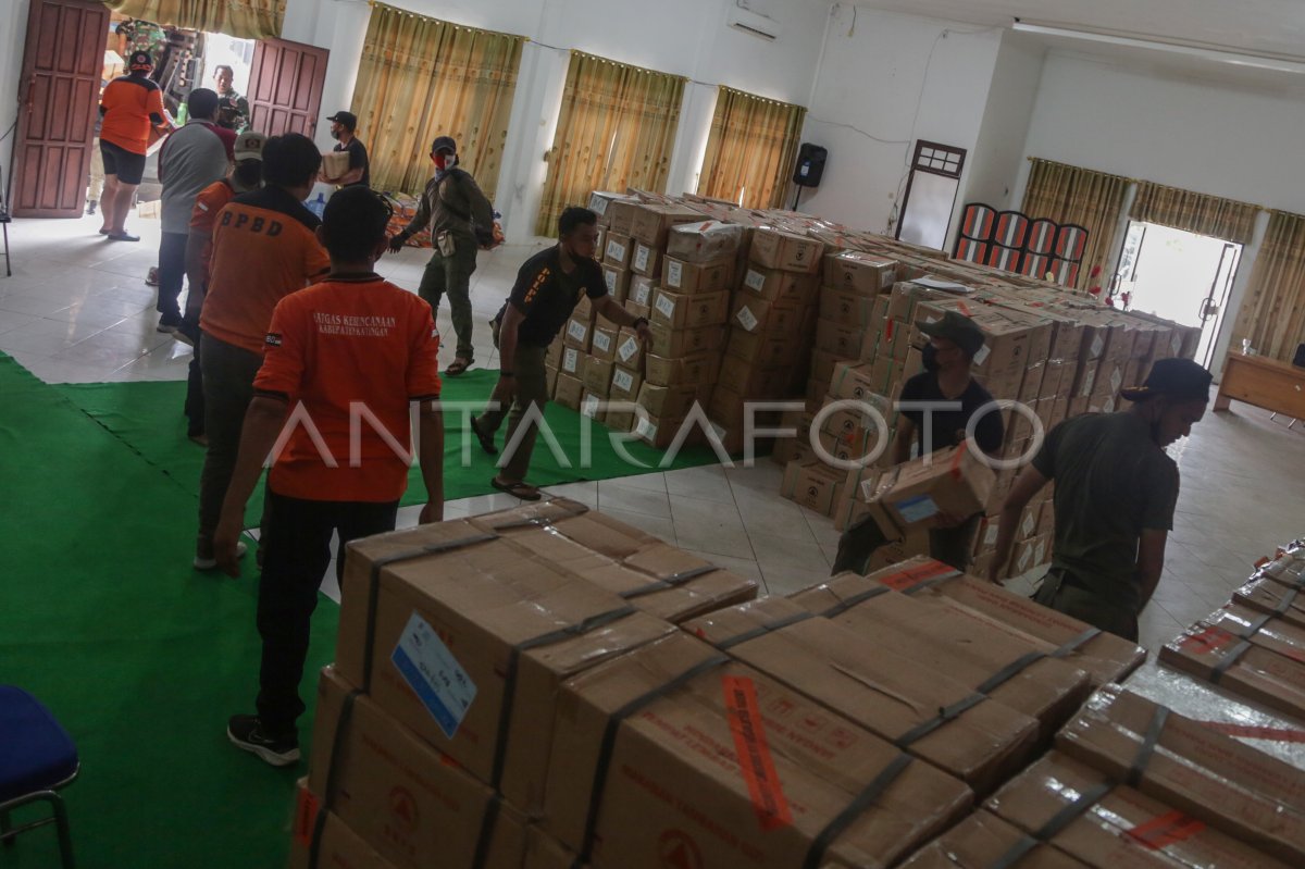 BANTUAN LOGISTIK UNTUK KORBAN BANJIR DI KATINGAN | ANTARA Foto