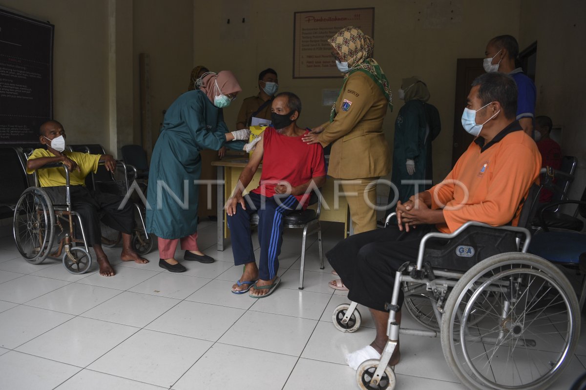 COVID-19 VACCINATION IN SOCIAL PANTI | ANTARA Foto