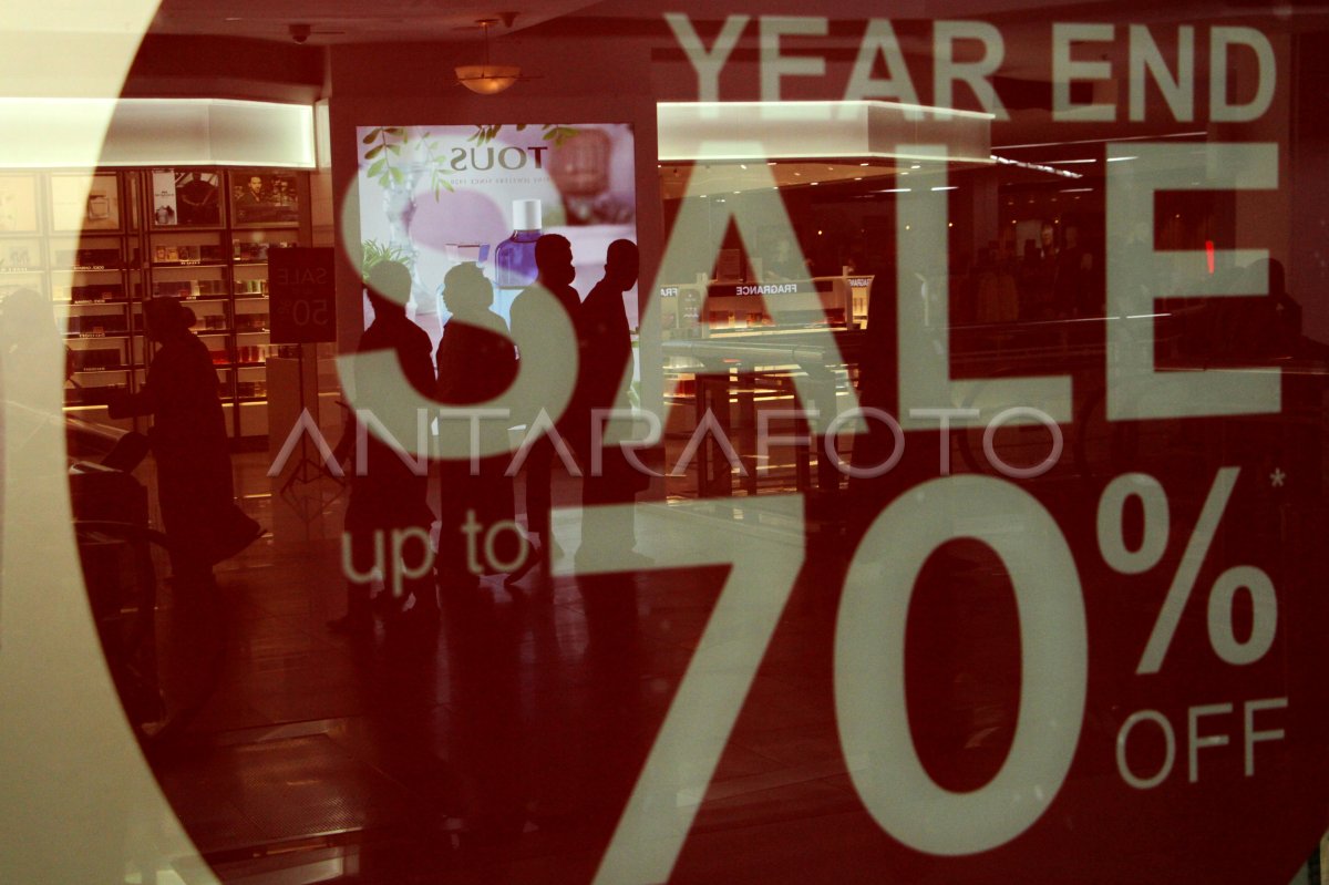 DISKON AKHIR TAHUN DI PUSAT PERBELANJAAN | ANTARA Foto