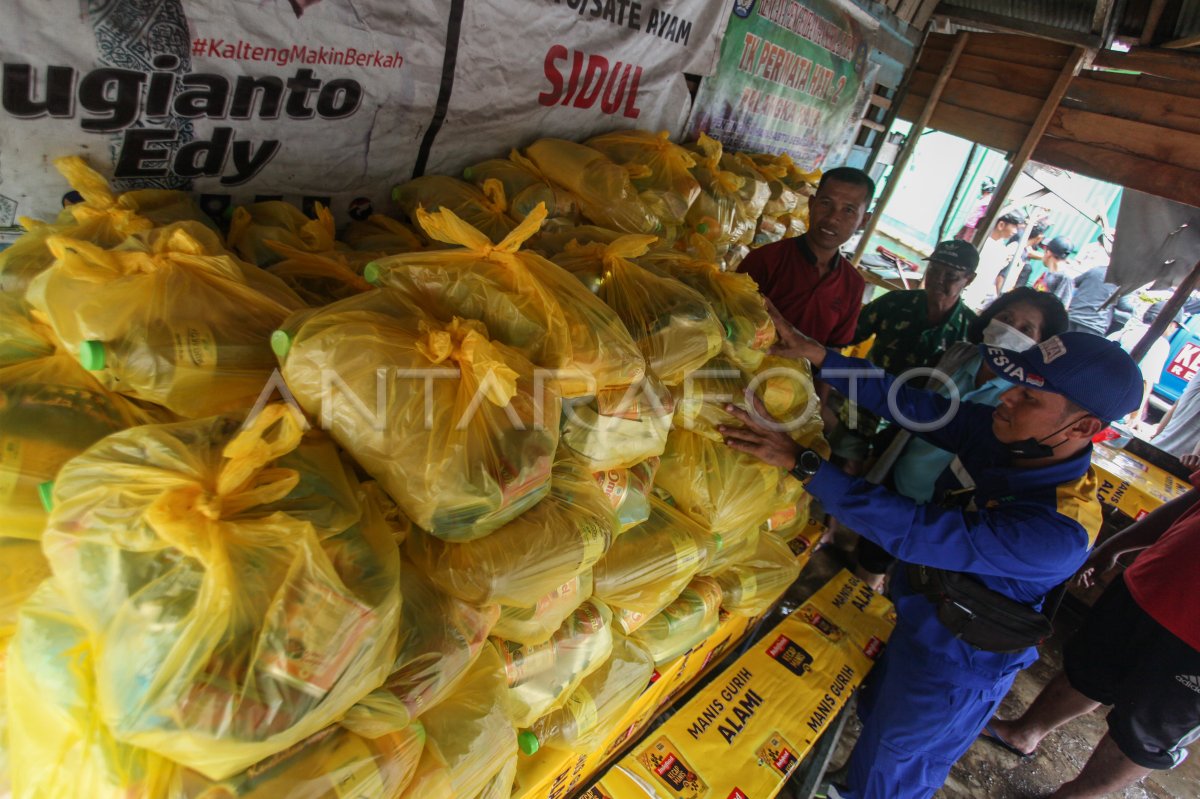 BANTUAN LOGISTIK BAGI KORBAN BANJIR DI PALANGKA RAYA | ANTARA Foto
