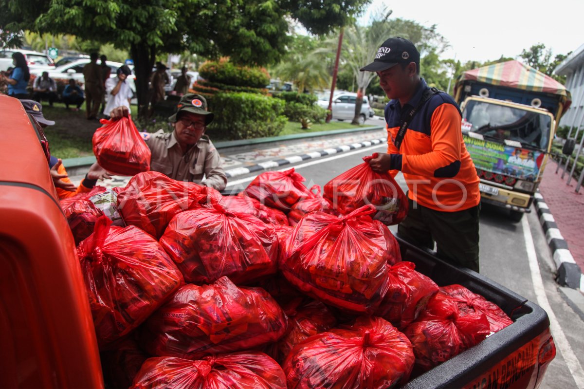 DISTRIBUSI BANTUAN SOSIAL KORBAN BANJIR DI KALTENG | ANTARA Foto