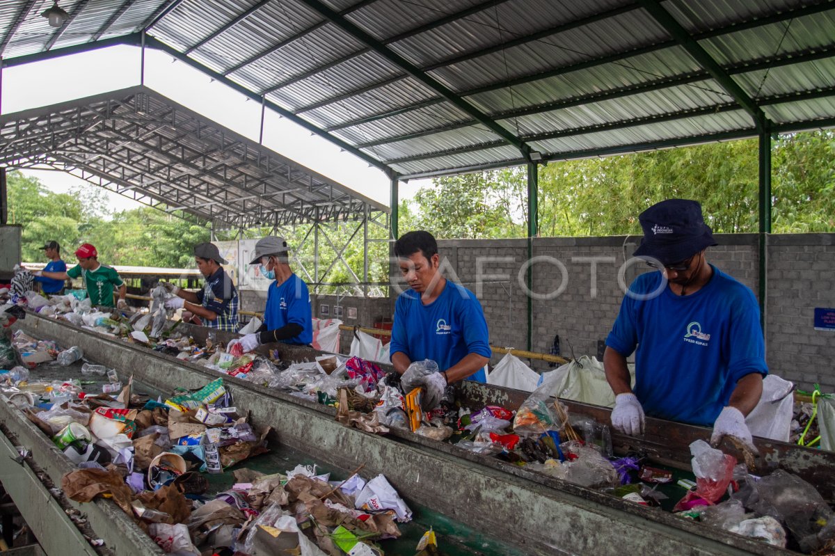 PENGELOLAAN SAMPAH BUMDES PANGGUNGHARJO | ANTARA Foto PENGELOLAAN SAMPAH BUMDES PANGGUNGHARJO | ANTARA Foto