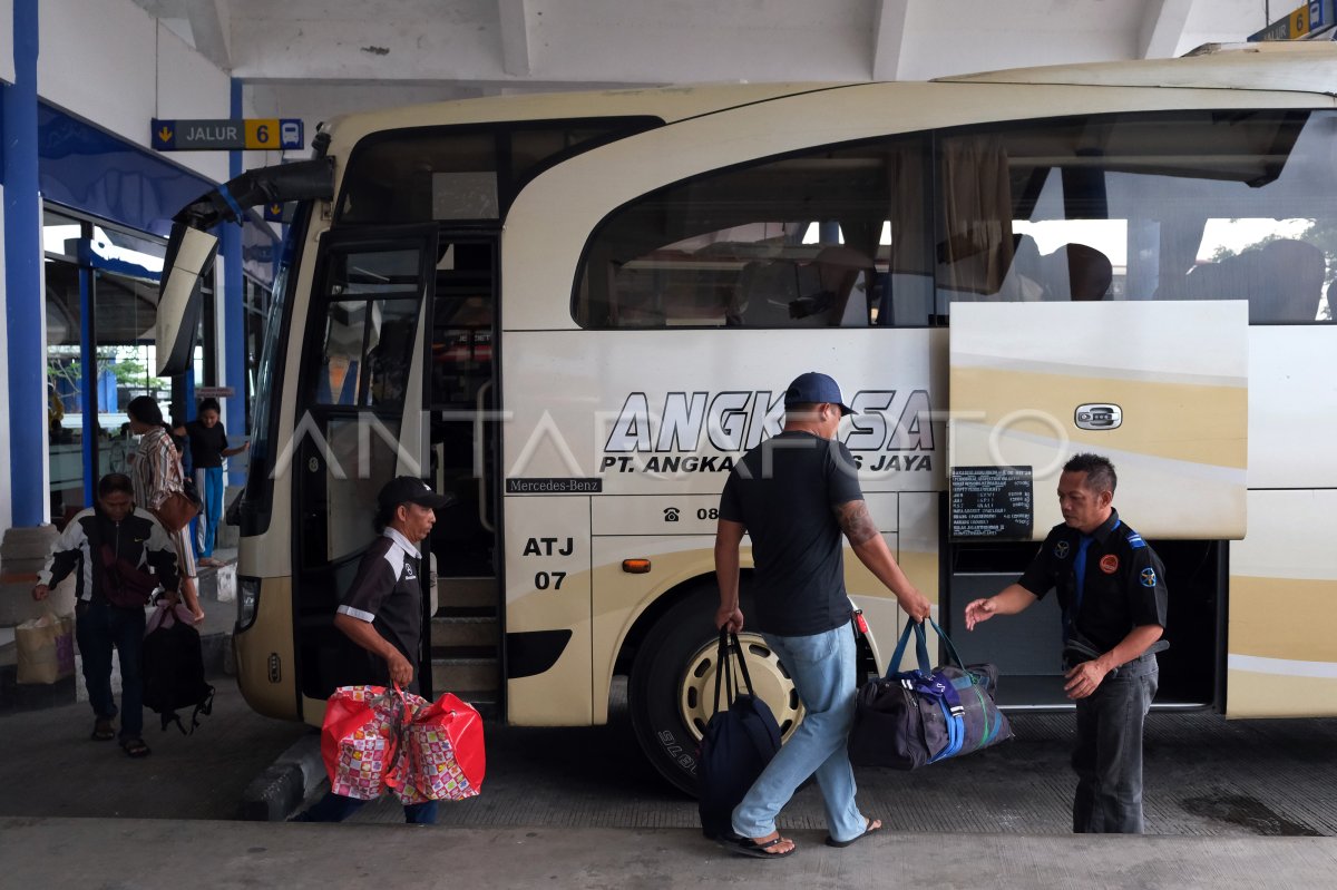 MUDIK AWAL DI TERMINAL MENGWI BALI | ANTARA Foto
