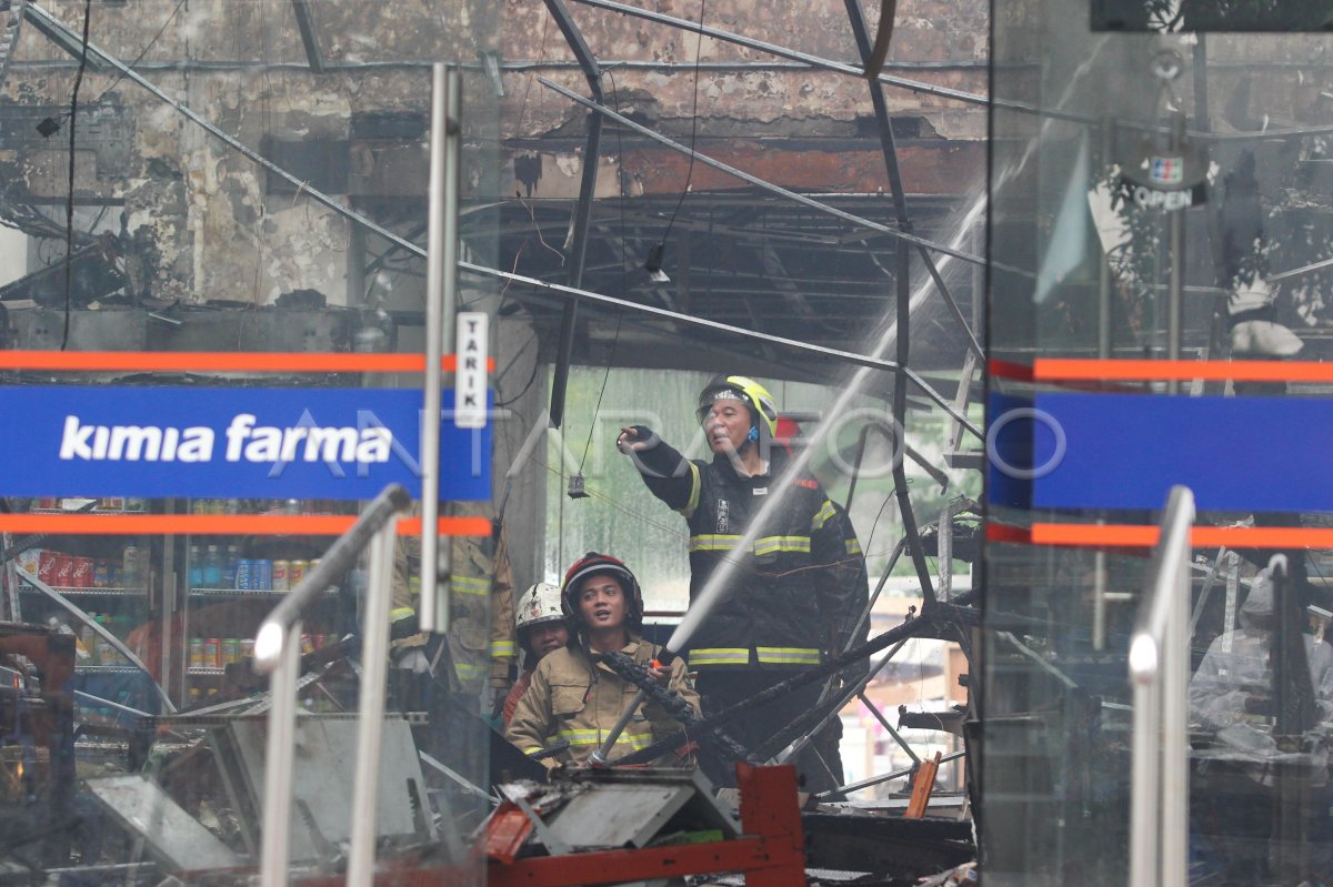 KEBAKARAN APOTEK KIMIA FARMA DI SURABAYA | ANTARA Foto