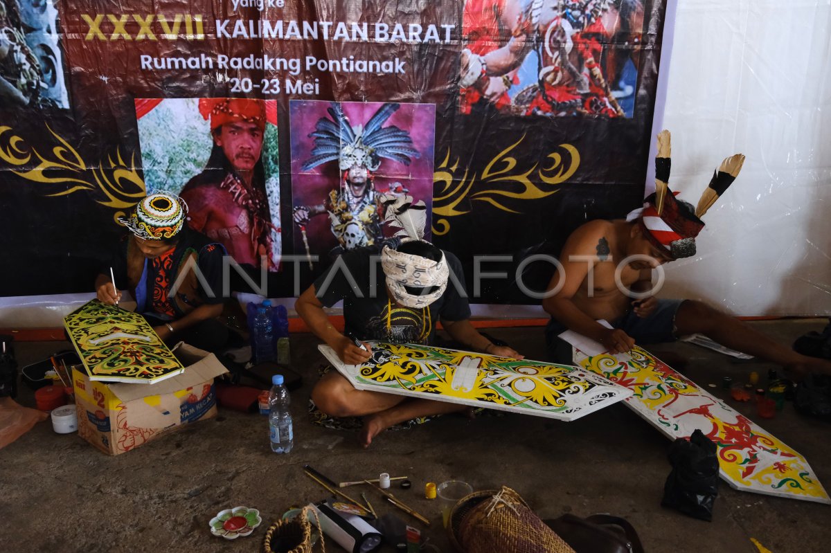 Lomba melukis perisai Dayak | ANTARA Foto