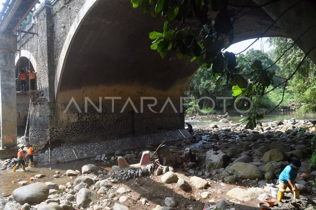 Perbaikan Jembatan Sempur di Kota Bogor | ANTARA Foto