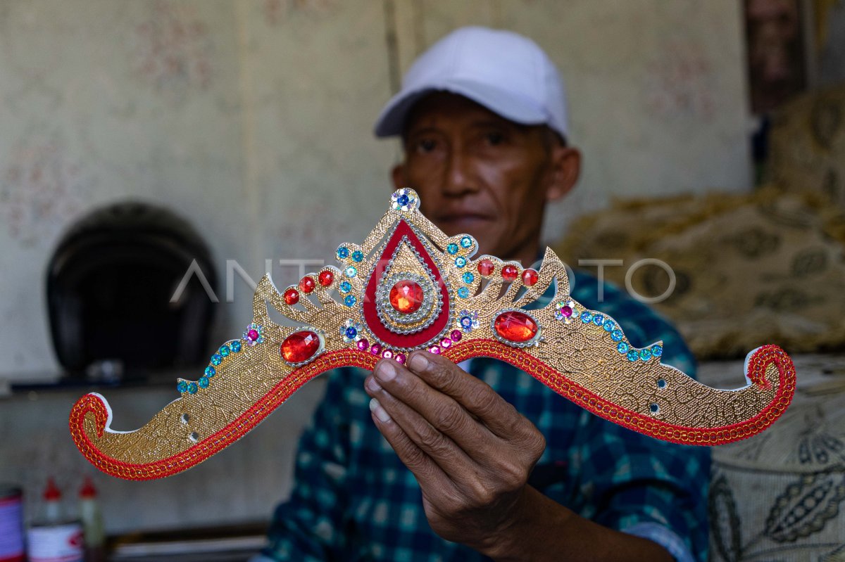 Produksi aksesoris tari dan pakaian adat | ANTARA Foto Produksi aksesoris tari dan pakaian adat | ANTARA Foto