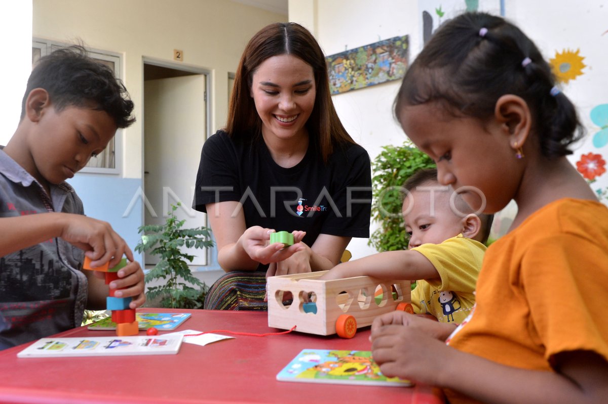 Miss Universe 2018 kunjungi penderita bibir sumbing | ANTARA Foto Miss Universe 2018 kunjungi penderita bibir sumbing | ANTARA Foto