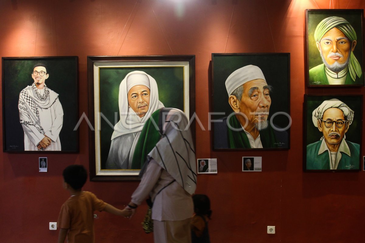 Pameran lukisan tokoh agama di Surabaya | ANTARA Foto