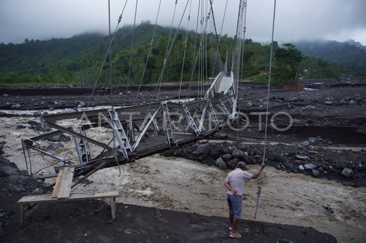 Jembatan gantung Kaliregoyo putus | ANTARA Foto