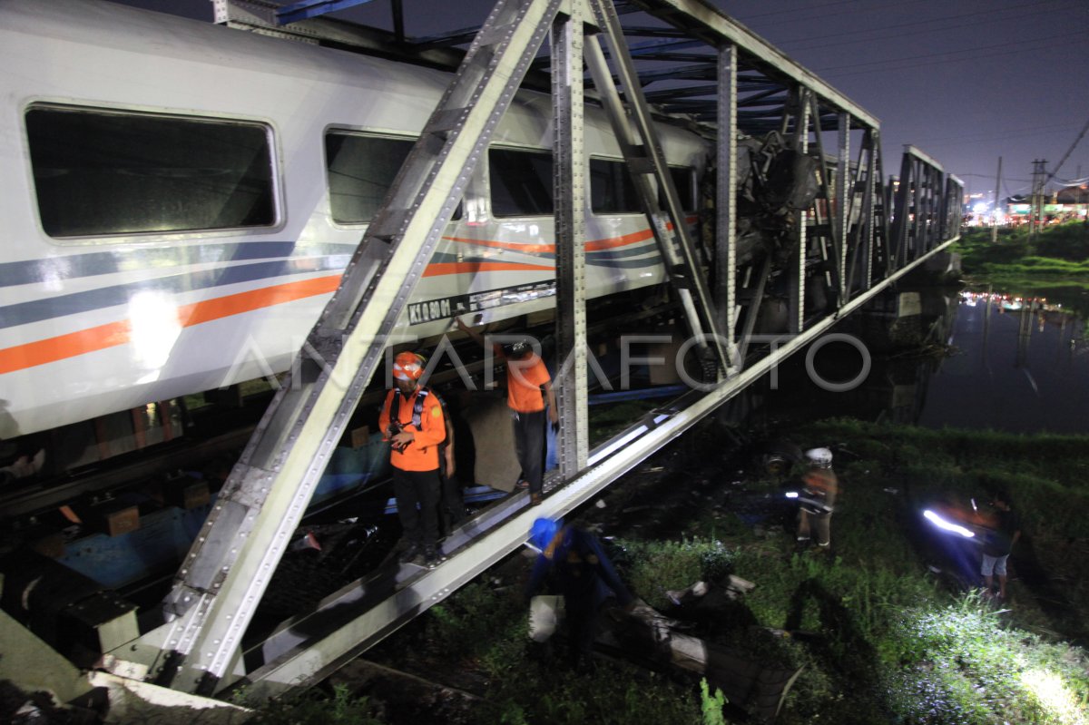 Kecelakaan kereta api dengan truk tronton di Semarang | ANTARA Foto