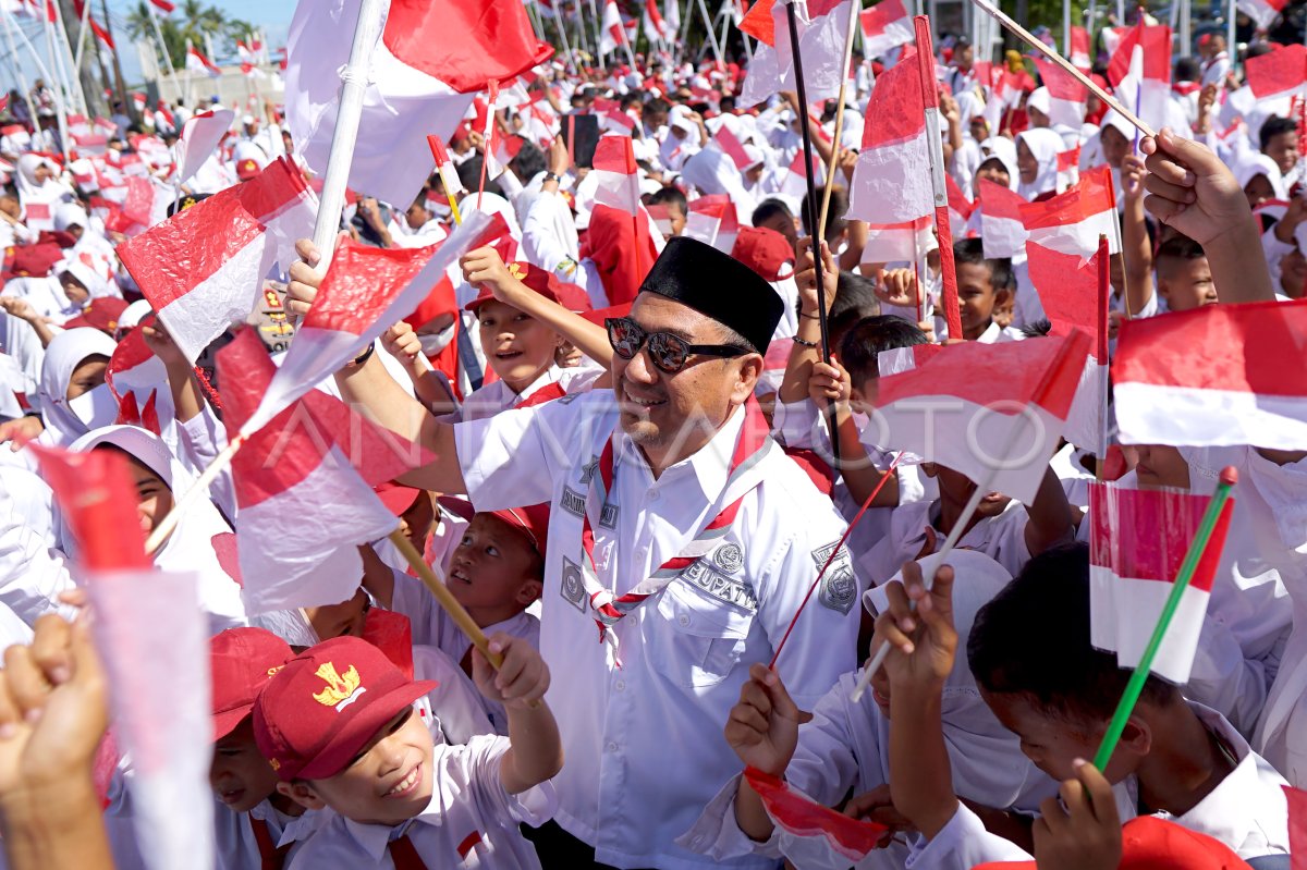 Gerakan 10 juta Bendera Merah Putih di Bone Bolango | ANTARA Foto