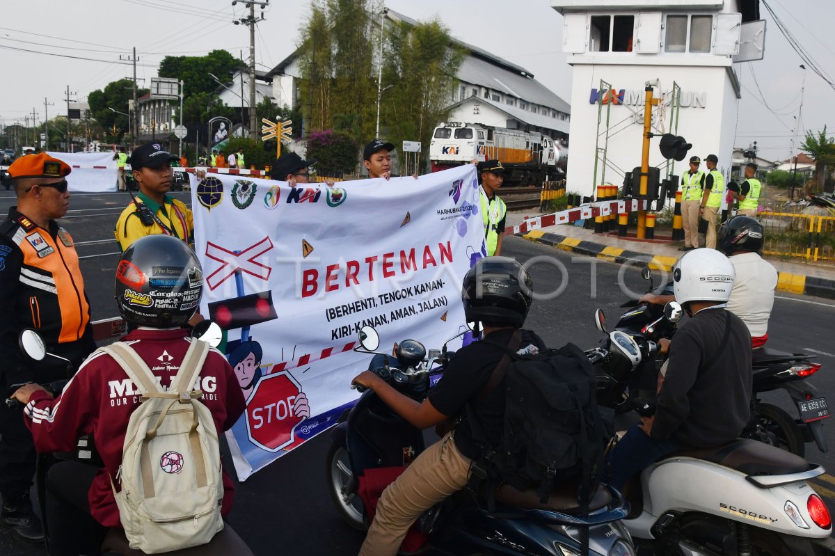 Kampanye keselamatan di perlintasan KA | ANTARA Foto