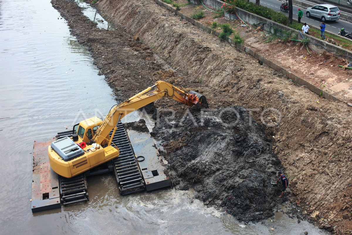 Pengerukan lumpur Kali Ciliwung | ANTARA Foto