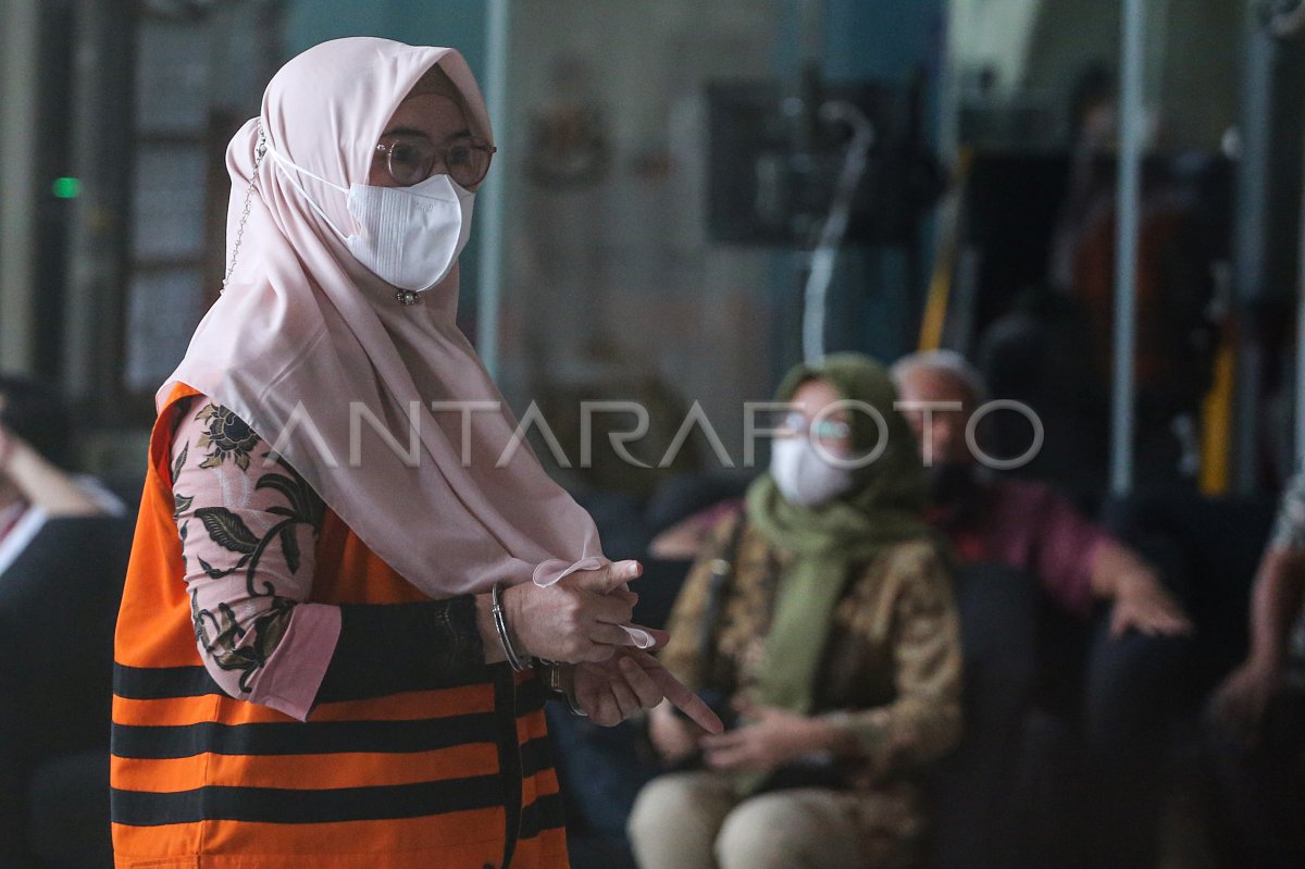 Pemeriksaan mantan anggota DPRD Jambi Nurhayati | ANTARA Foto Pemeriksaan mantan anggota DPRD Jambi Nurhayati | ANTARA Foto