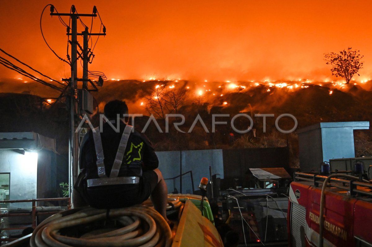 Pemadaman kebakaran TPA Rawa Kucing | ANTARA Foto