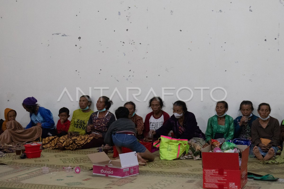 Pengungsi kebakaran lahan Gunung Merbabu | ANTARA Foto Pengungsi kebakaran lahan Gunung Merbabu | ANTARA Foto