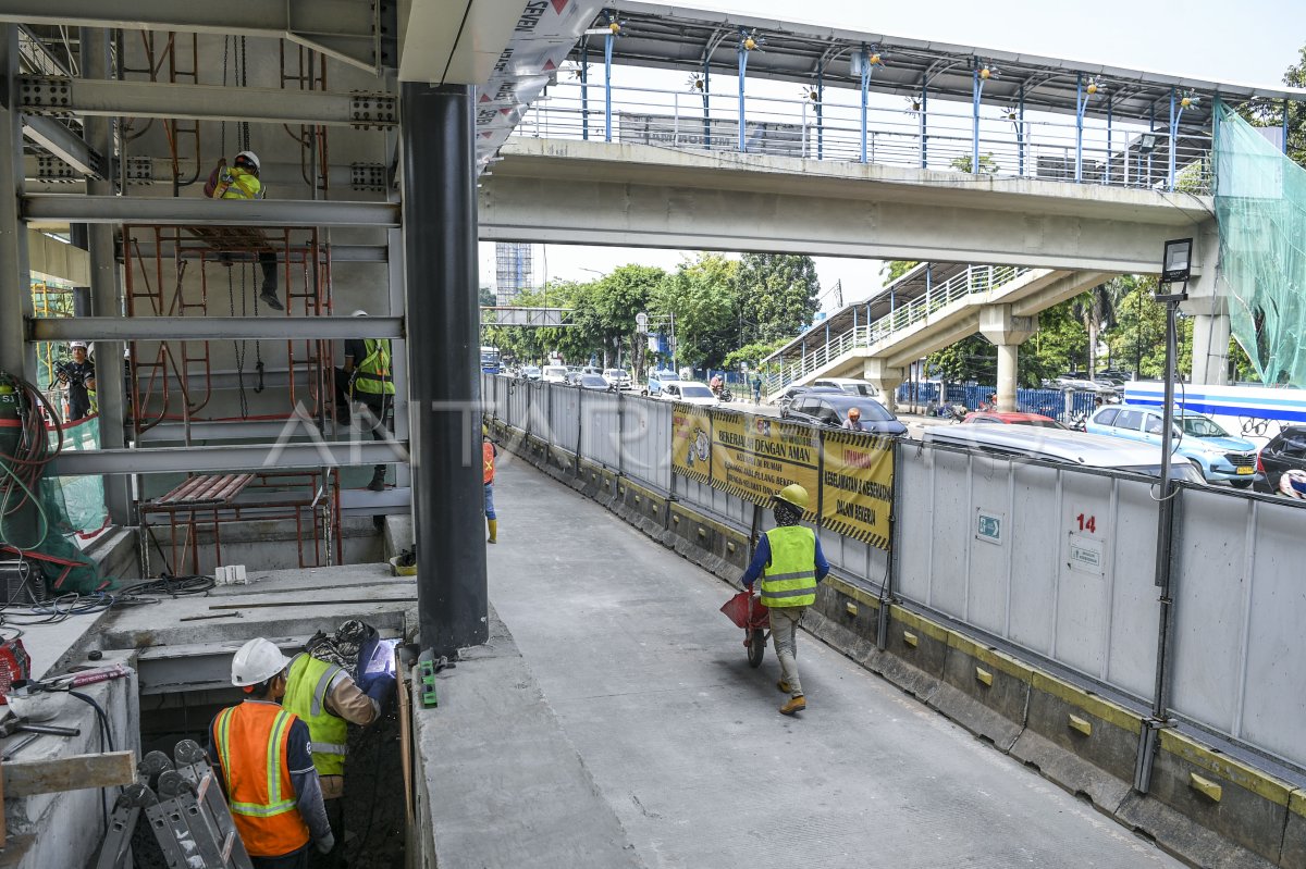 Progres revitalisasi Halte Cawang Central | ANTARA Foto