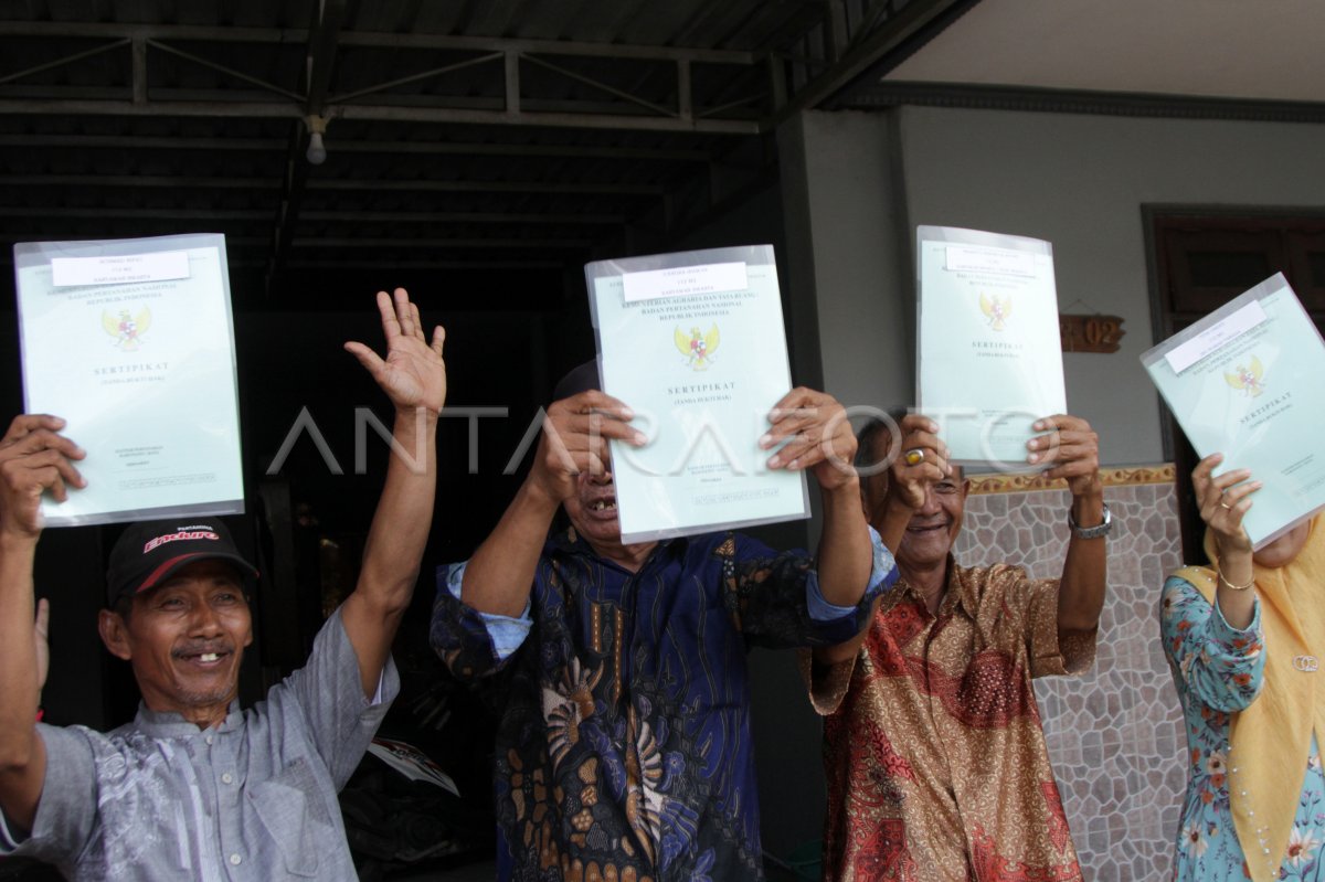Menteri ATR/BPN serahkan sertifikat tanah korban lumpur lapindo ... Menteri ATR/BPN serahkan sertifikat tanah korban lumpur lapindo ...