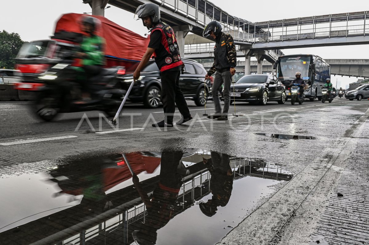 Relawan penyapu ranjau paku di Jakarta | ANTARA Foto Relawan penyapu ranjau paku di Jakarta | ANTARA Foto
