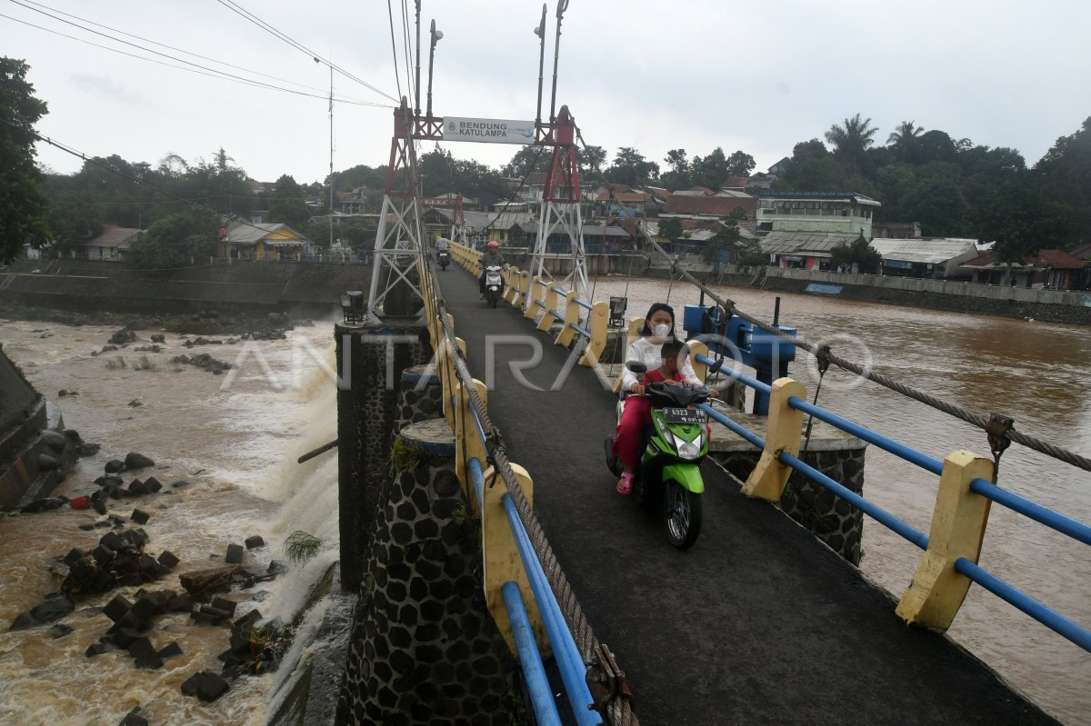 Tinggi Muka Air Bendung Katulampa Bogor | ANTARA Foto