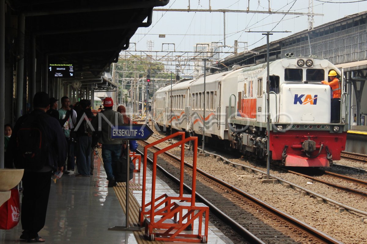 PT KAI tambah 84 perjalanan kereta untuk libur Nataru | ANTARA Foto