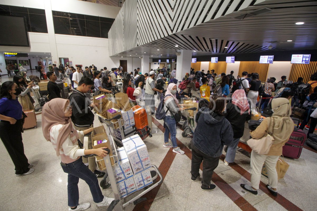 Pergerakan penumpang di Bandara Juanda jelang libur akhir tahun ... Pergerakan penumpang di Bandara Juanda jelang libur akhir tahun ...